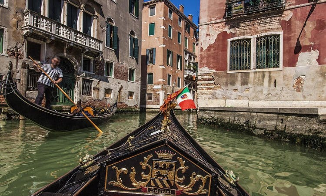 Morning walking tour of Venice with St. Mark's Basilica and gondola ...