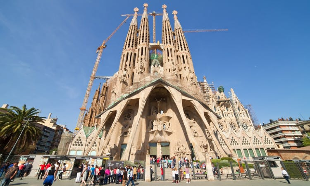 Combo Tour: Girona and Artistic Barcelona the best of Gaudi - KKday