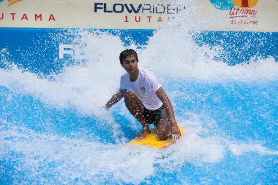 Trải nghiệm lướt sóng trong nhà FlowRider® 1 Utama | Malaysia - KKday