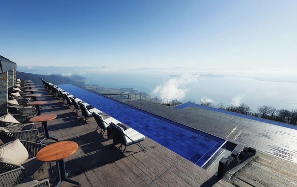 Take a walk in the air on the ropeway! "Biwako Terrace" with a superb ...
