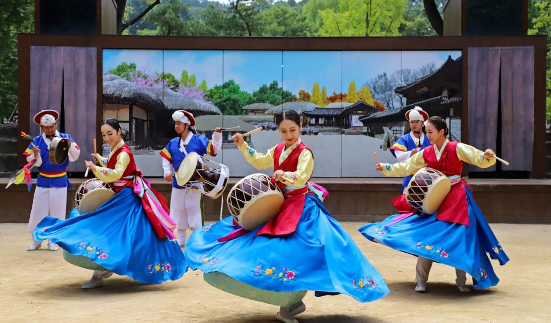 Gyeonggi Folk Experience Theme Park Private Tour: Everland & Korean ...