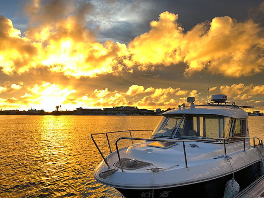 Tainan｜Travel in Anping Harbor by yacht｜Sunset flight at sea - KKday