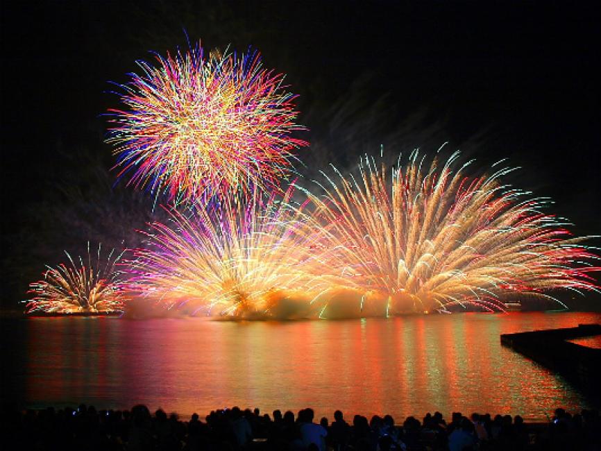 Mikuni Firework Festival and Shirakawago 2Day Bus Tour from Osaka - KKday