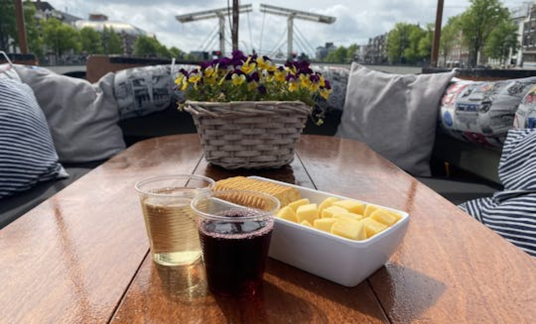 Amsterdam's canals tour with cheese and drinks tasting - KKday