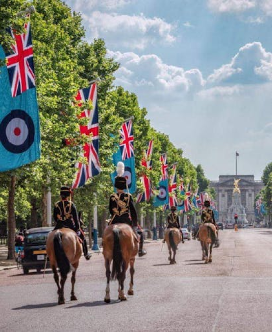 The British Royalty tour with Changing of The Guard ceremony - KKday
