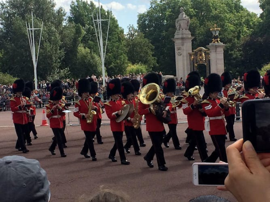 The British Royalty tour with Changing of The Guard ceremony - KKday