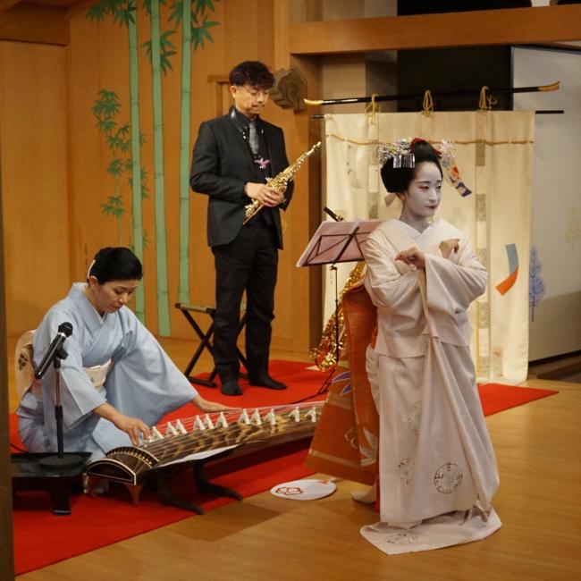 Kyoto | Viewing and photographing dance performances amid autumn leaves ...