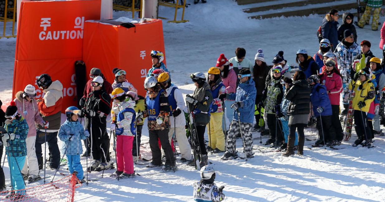 Bears Town Ski Resort Day Tour from Seoul - KKday