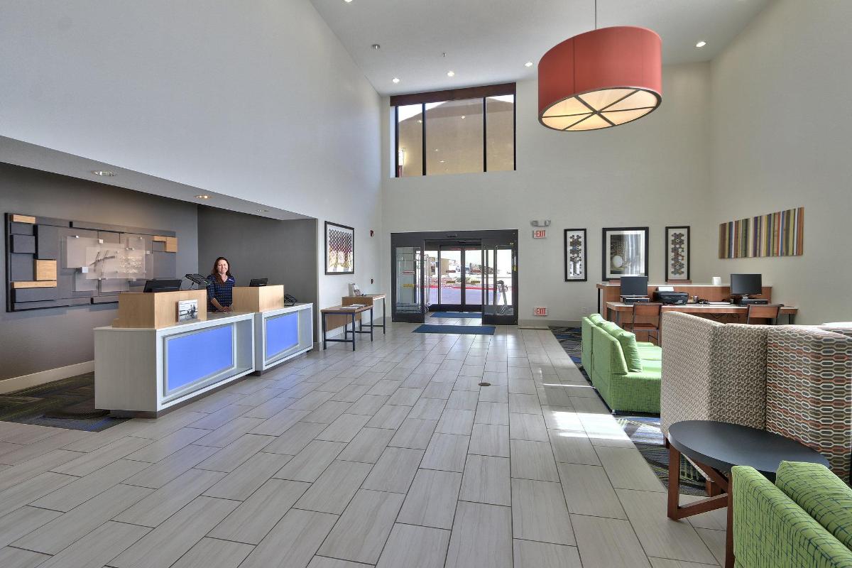 Holiday Inn Express Hotel & Suites Albuquerque - North Balloon Fiesta ...