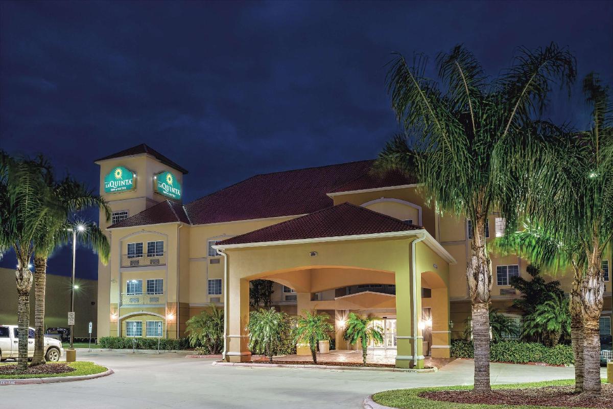 La Quinta Inn & Suites by Wyndham Mercedes Outlet Mall - KKday