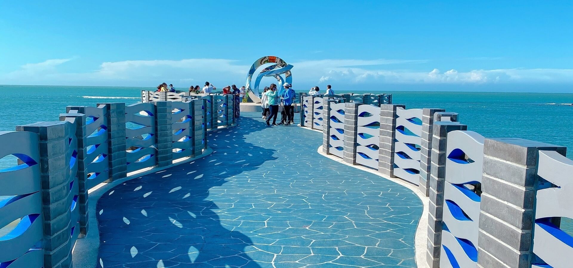 New Taipei [Crown Coast Sightseeing Circle] Bee Love is a leisurely ...