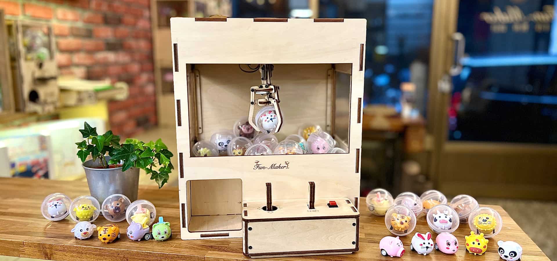 Taipei | FunMaker dream woodwork. Electric claw claw machine. On-site ...
