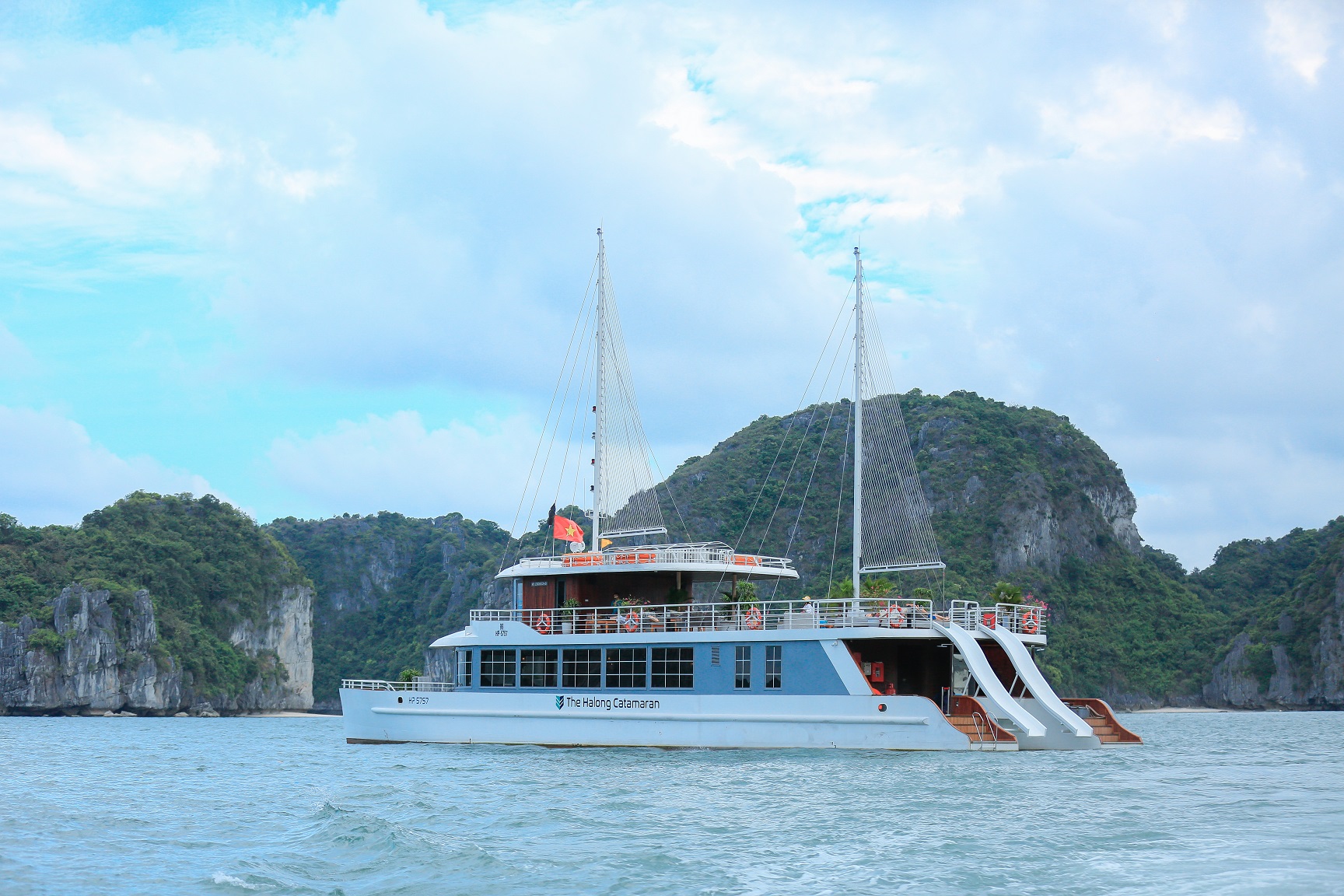 北越下龍灣一日遊︱The Halong Catamaran 頂級雙體⽇遊船．日落派對．豪華接駁 - KKday