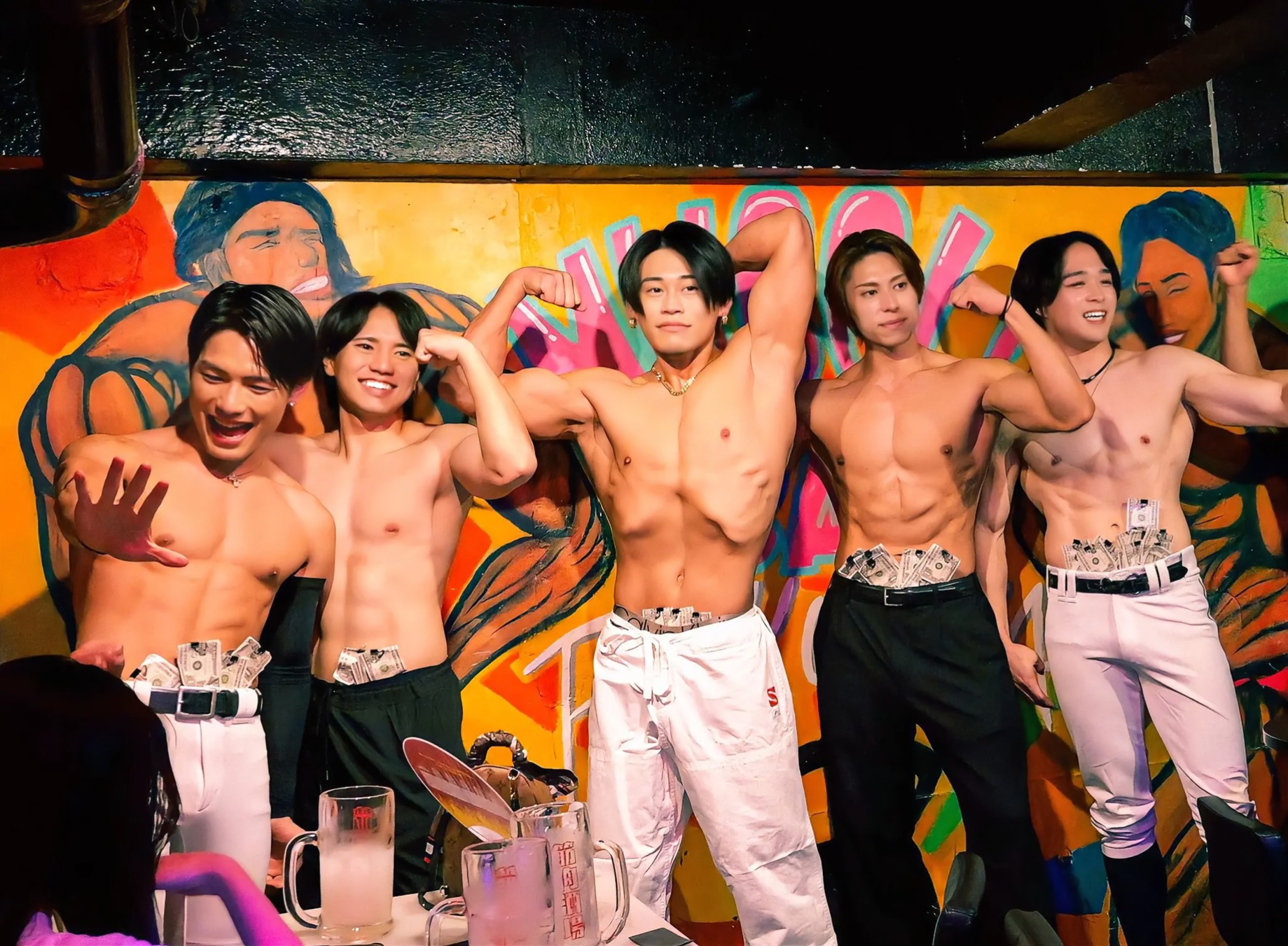 Muscle Bar: 잘생긴 근육질 남성들이 펼치는 특별한 엔터테인먼트 나이트. 1시간 예약(후쿠오카) - KKday