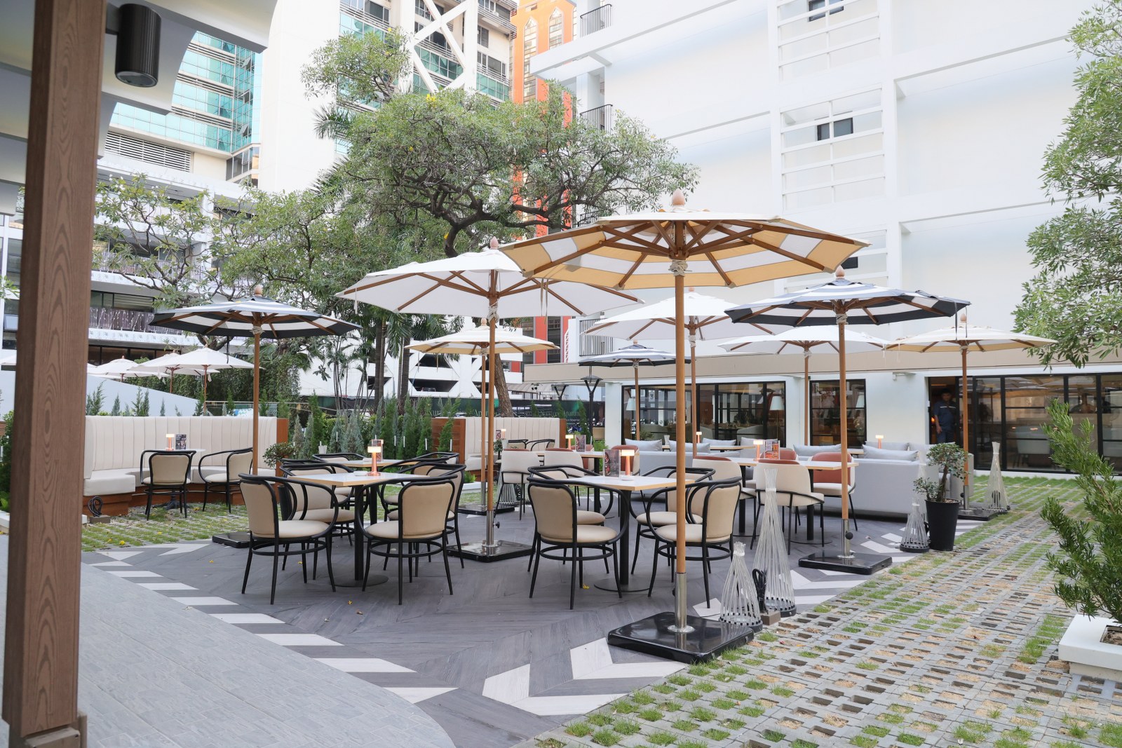 Bloom Café & Garden Lounge at Floral Court Hotel | Bangkok - KKday