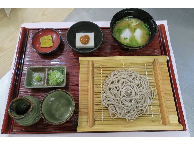 【秋田県・横手市】”職歴25年の木工職人”が教える！日本三大美林秋田杉を使ったイス製作体験+手打ちそばといものこ汁の昼食付満足セット - KKday