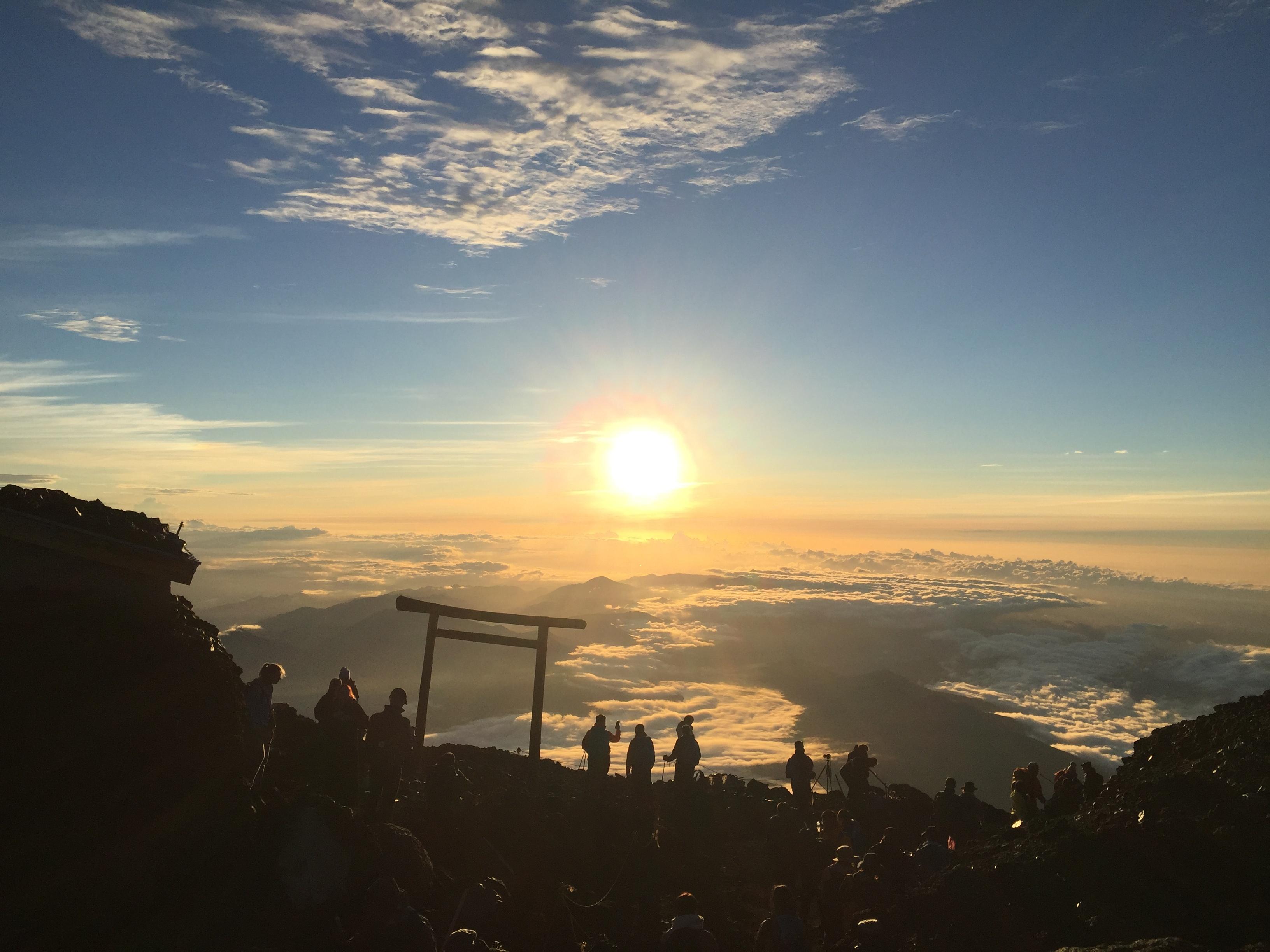 [Climb to the summit via the Fujinomiya route] A dedicated tour guide ...